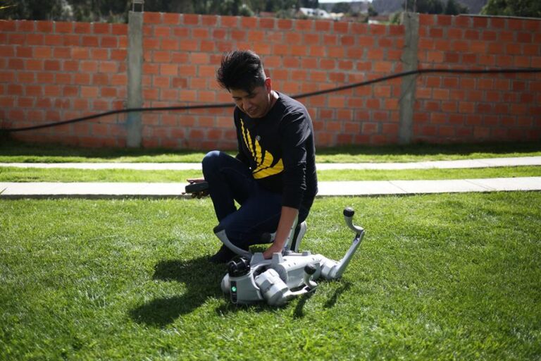Un boliviano crea un museo de robótica, el primero en su país | El Sumario