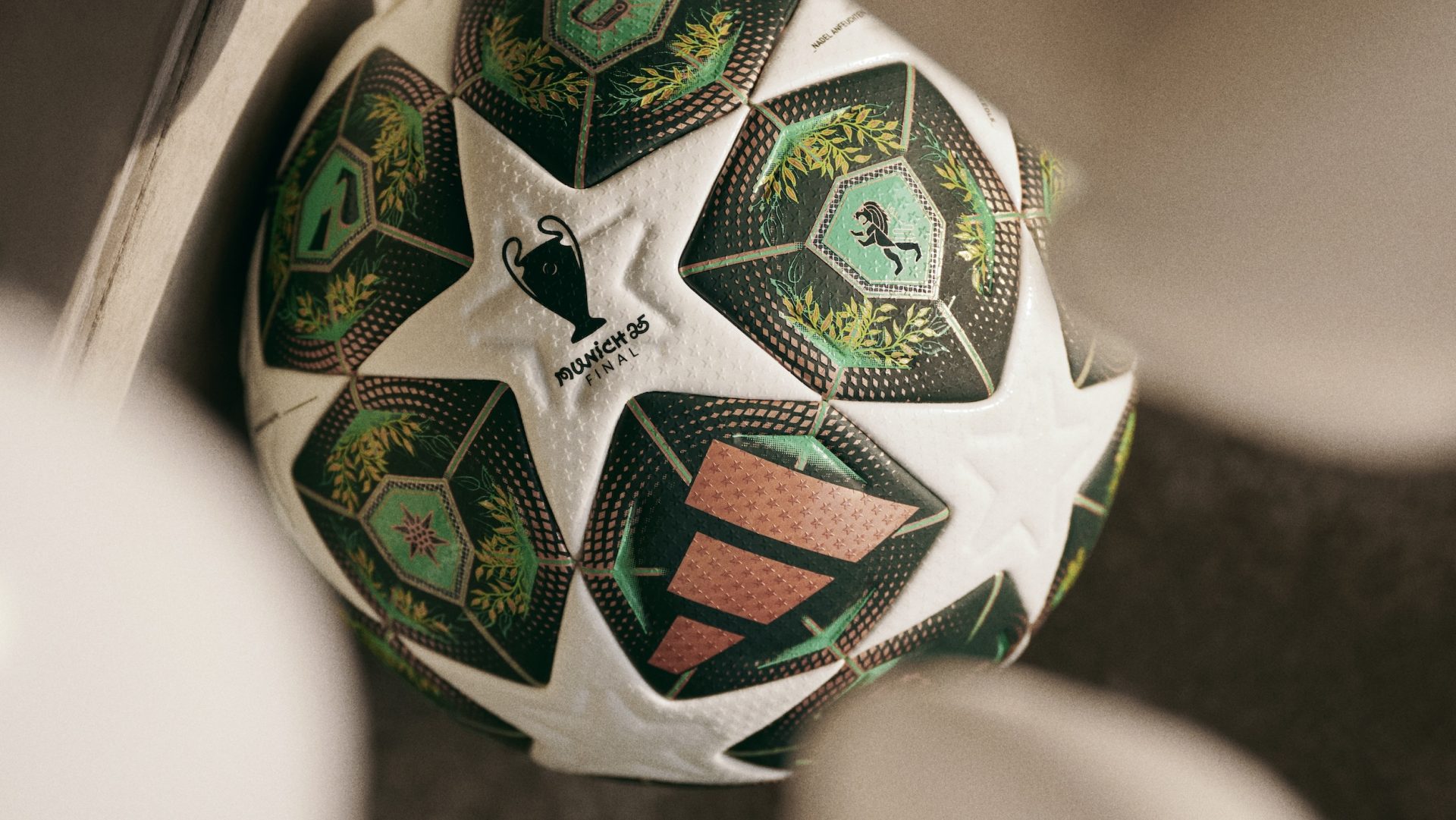 UEFA y Adidas presentan el nuevo balón de la Liga de Campeones | El Sumario