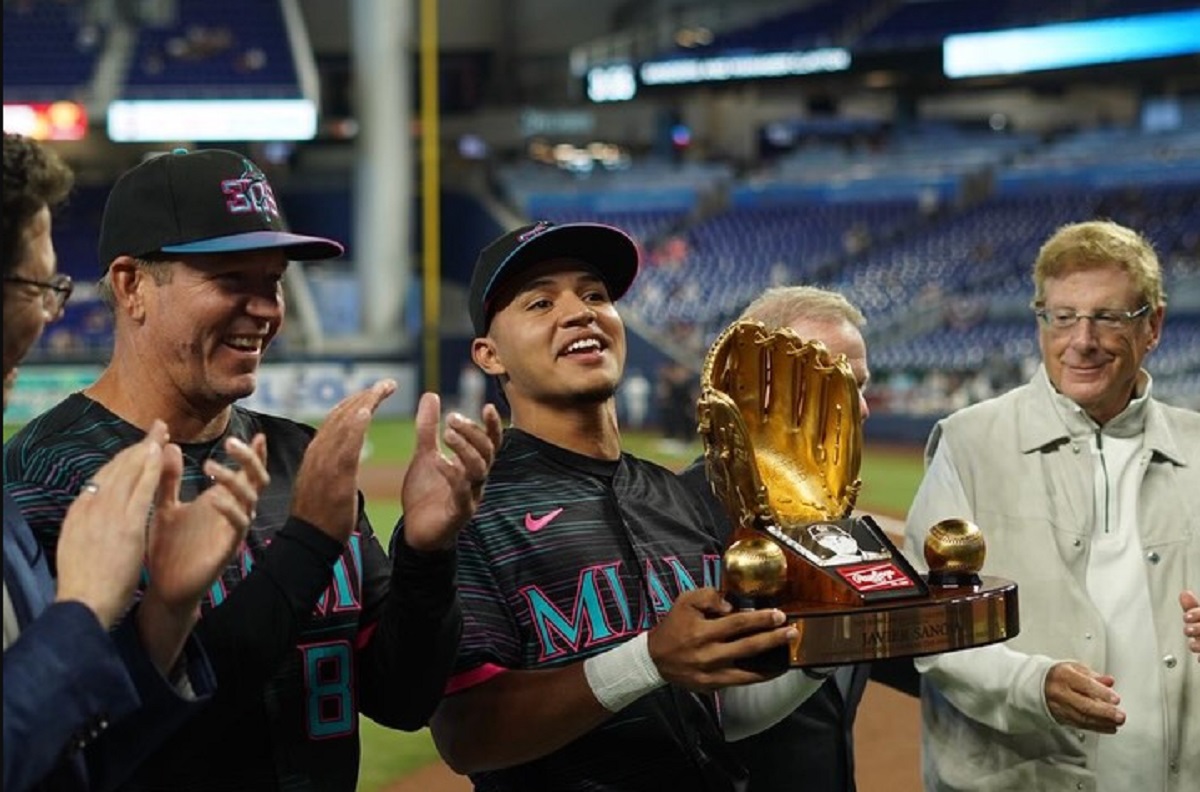 Javier Sanoja recibe su Guante de Oro de la MLB | El Sumario